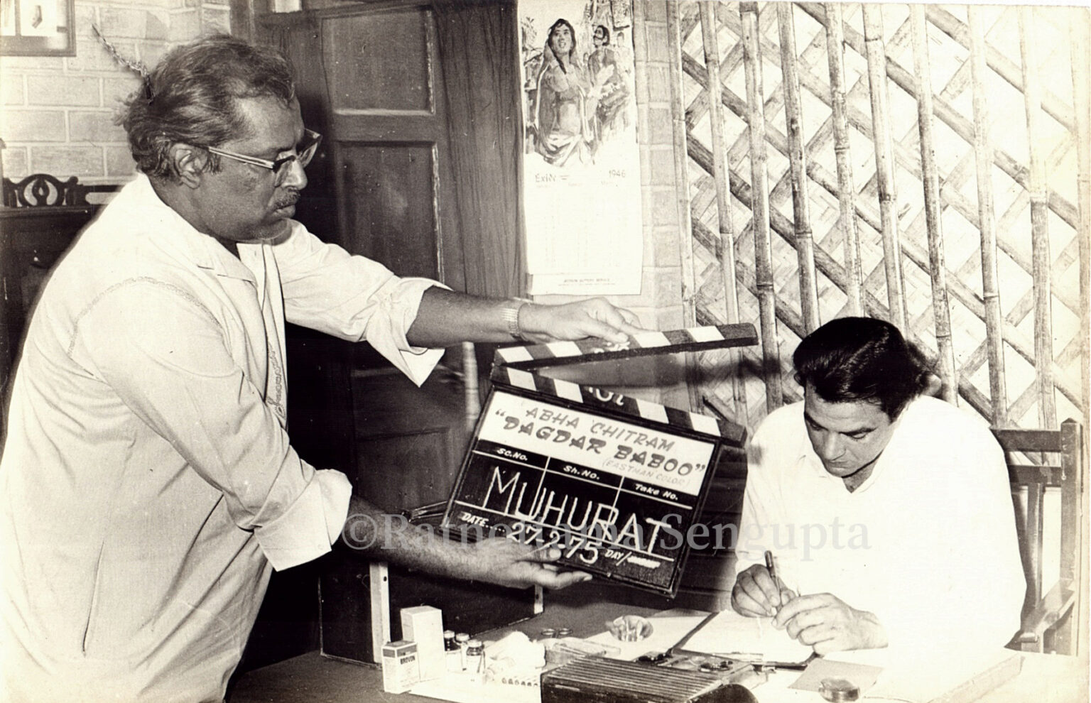 The Clapper Boy Hrishikesh Mukherjee and the Hero Dharmendra at Dagdar ...